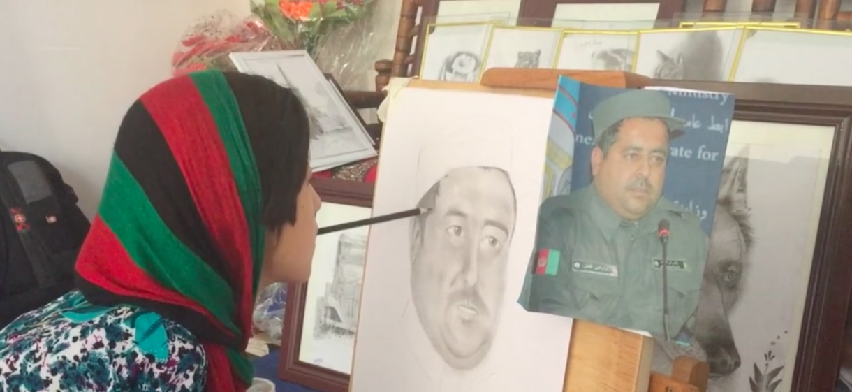AFGHANISTAN : Robaba Mohammadi, artiste tétraplégique de 16 ans, donne ...