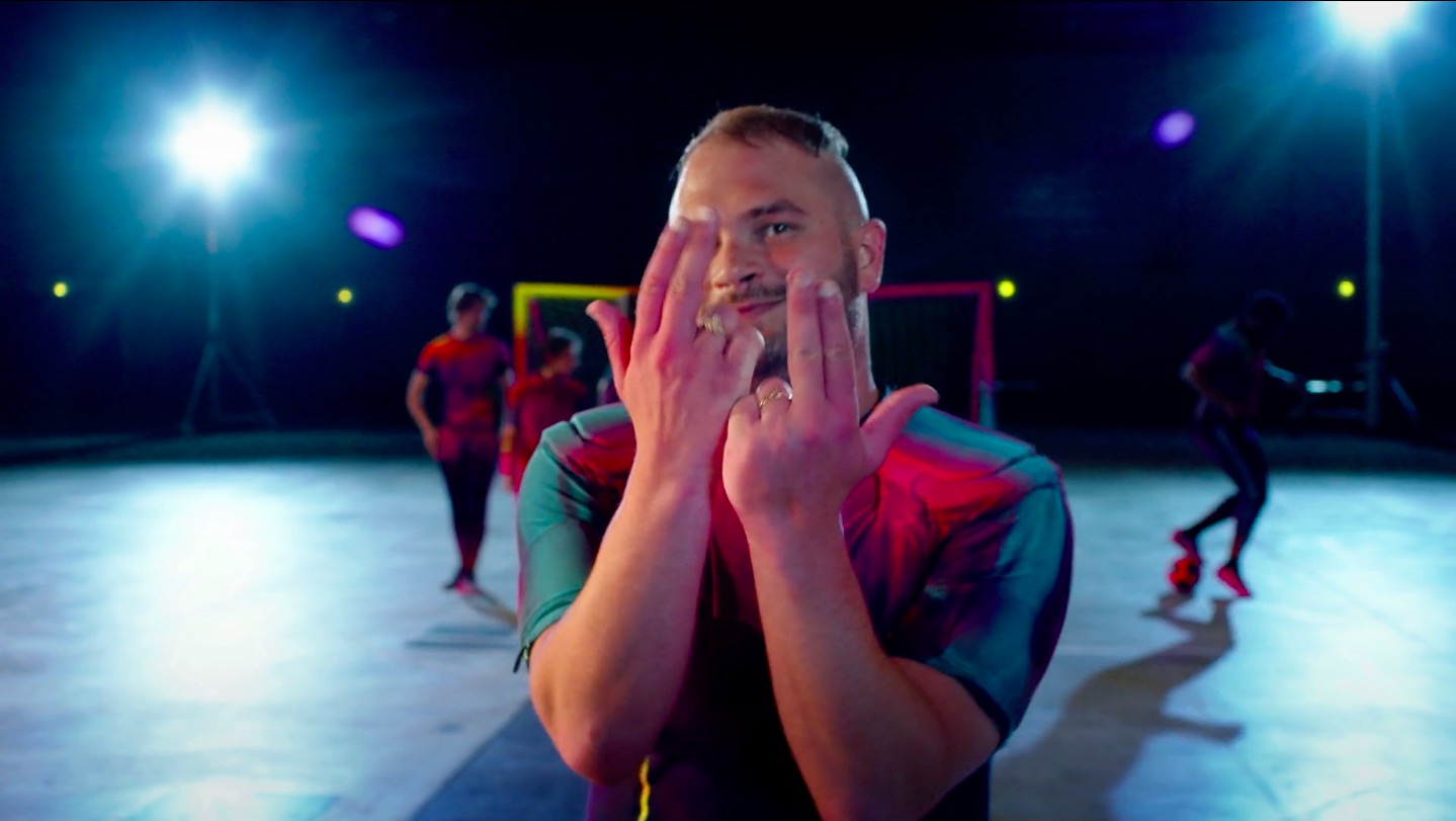 Jul signe son retour avec un nouveau clip pour la Coupe du Monde ⚽️ ...