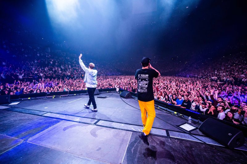 Vald enflamme Bercy - Clique.tv