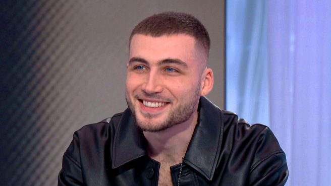 Qui est Nikola, chanteur et poète originaire des Balkans ? - Clique.tv